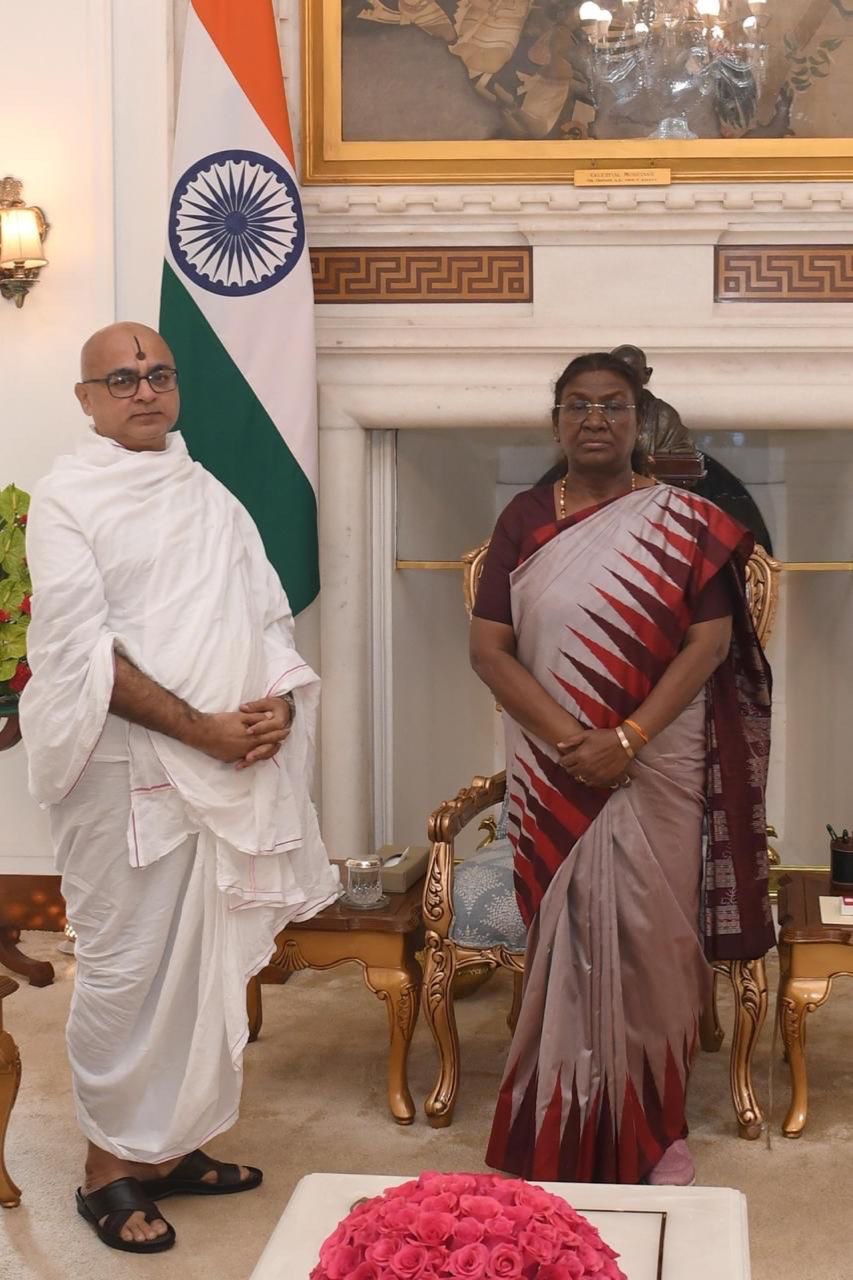 Acharyaru meets The President of Bharat - Sri Uttaradi Math