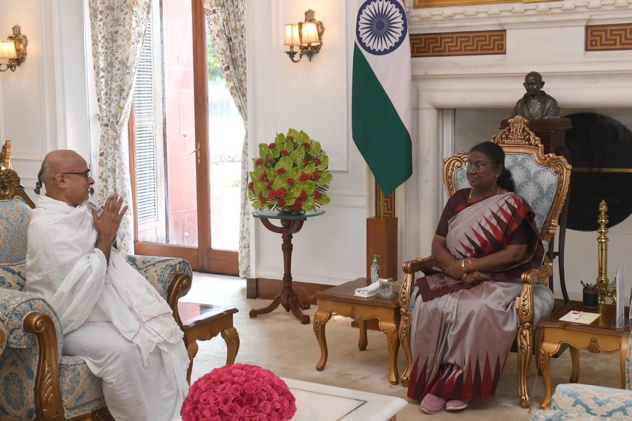 Acharyaru meets The President of Bharat - Sri Uttaradi Math